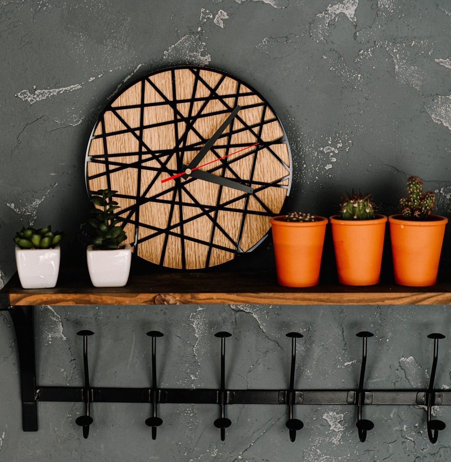 Medinis apvalus laikrodis su akrilo apdaila – Decosin Home