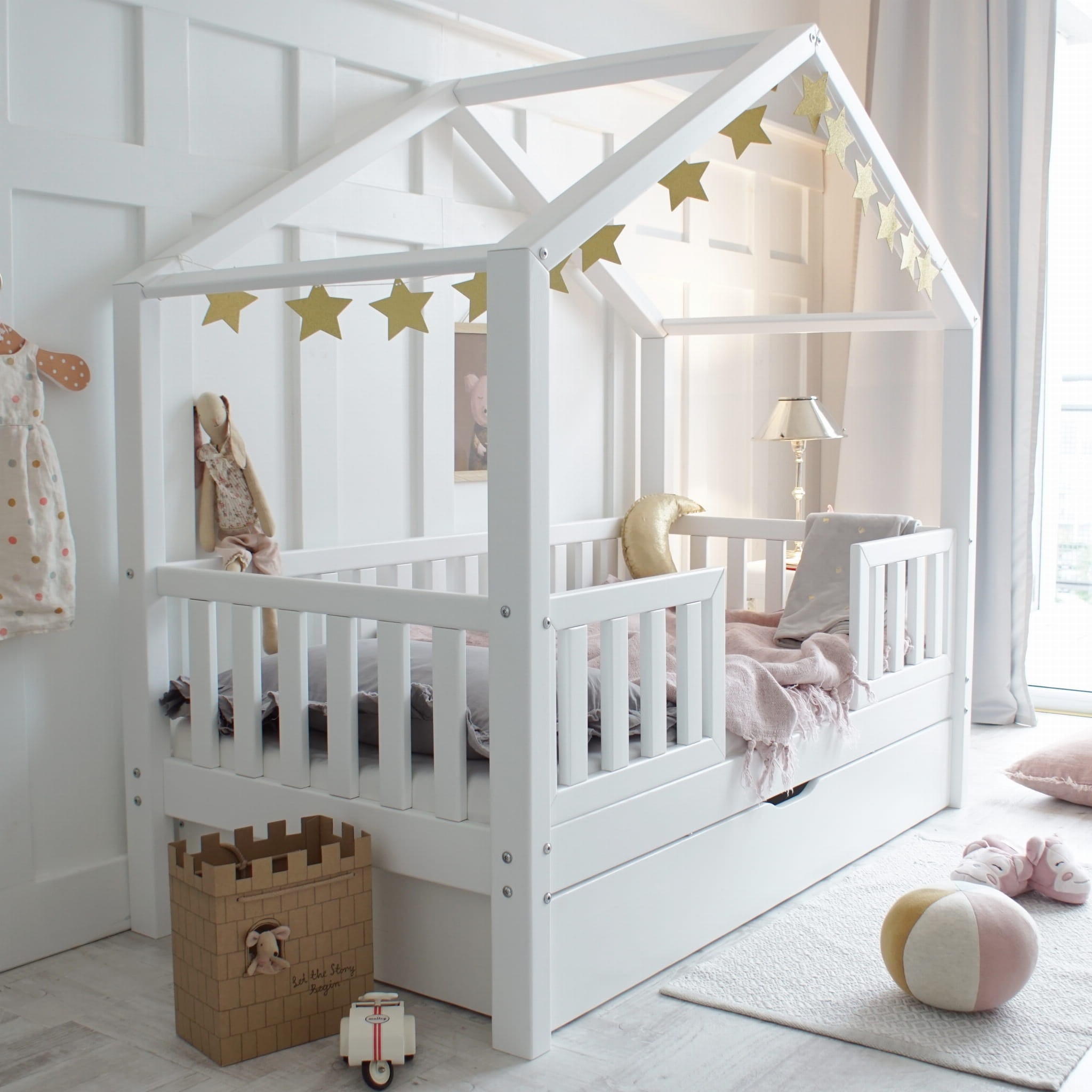 Lova namelis su tvoros barjeru ir stalčiumi – Decosin Home