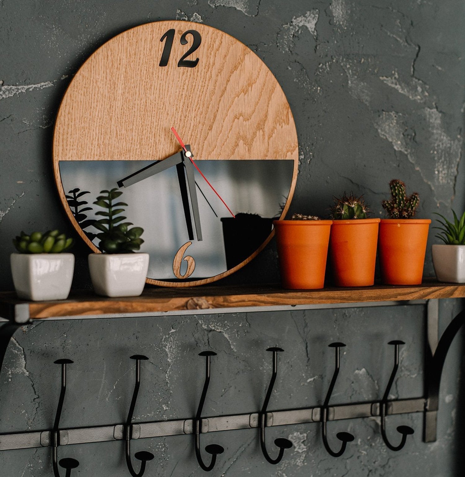 Medinis apvalus laikrodis su akrilo apdaila – Decosin Home